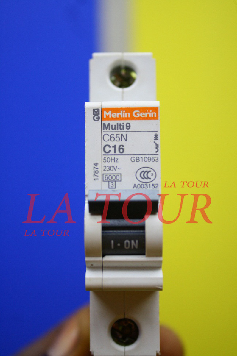 DISJONCTEUR UNIPOLAIRE 16A MERLIN GERIN GRIS