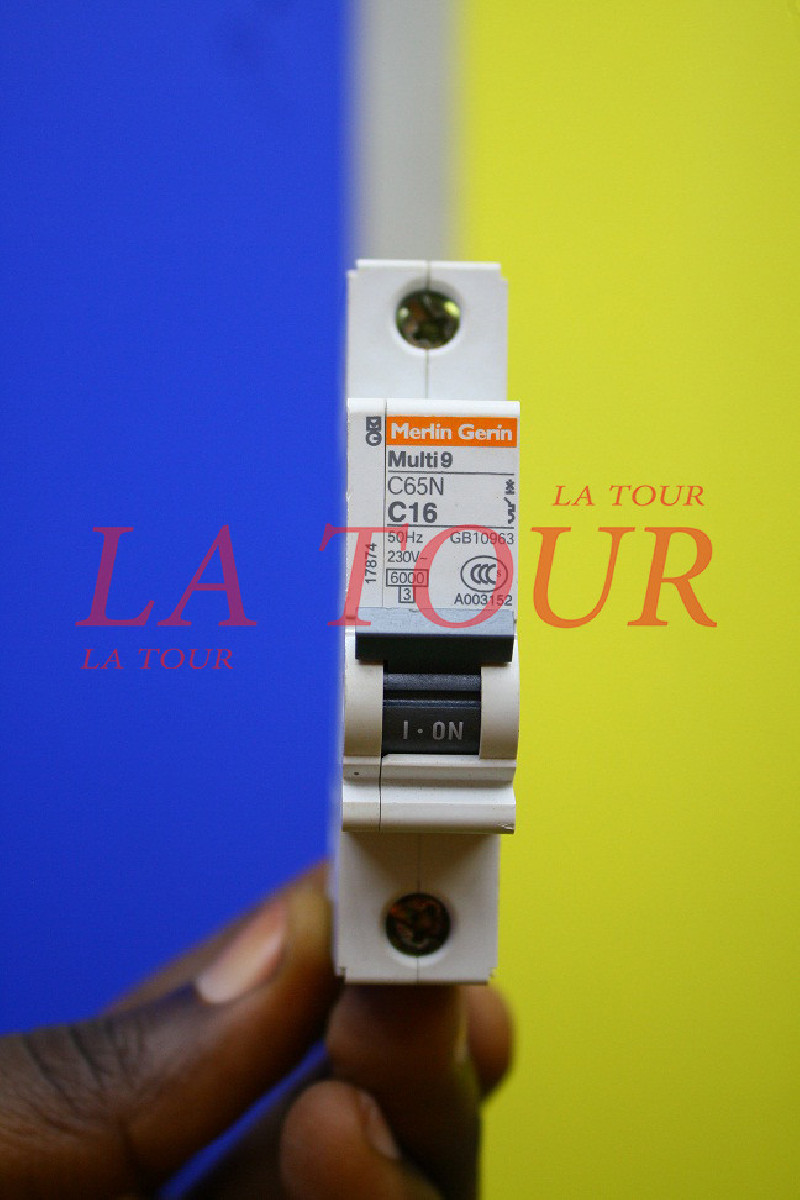 DISJONCTEUR UNIPOLAIRE 16A MERLIN GERIN GRIS
