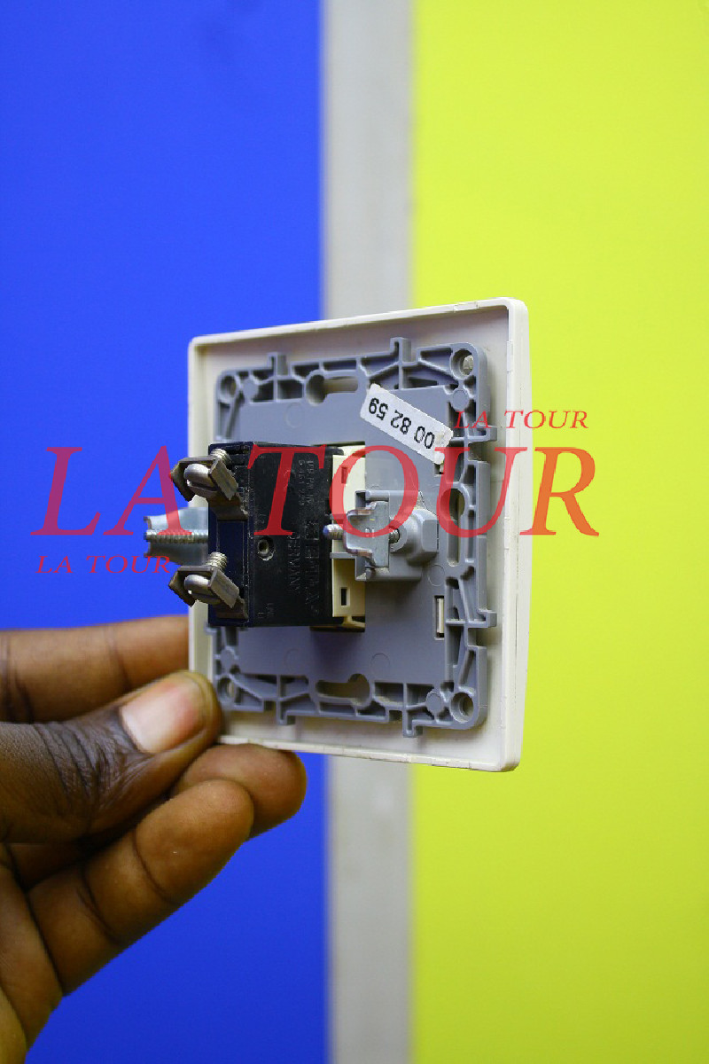 DISMATIQUE LEGRAND NILOE REF.(008259) GERMANY C€ 20A IVOIR