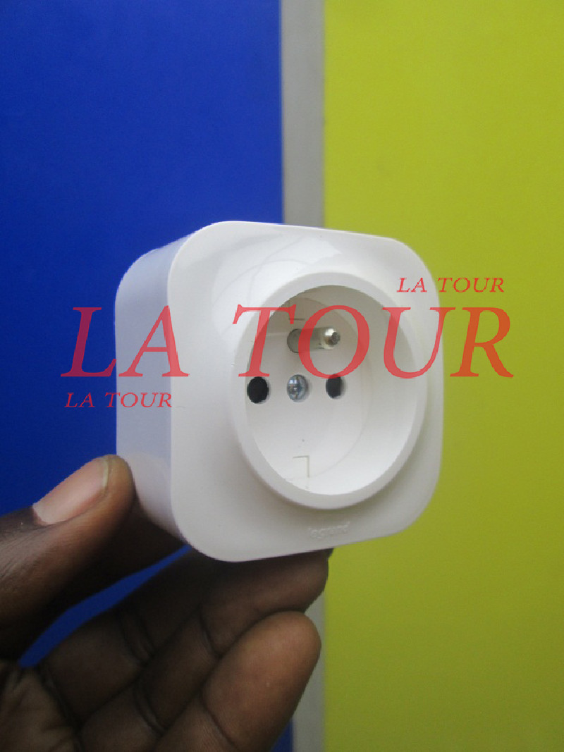 PRISE APPARENT 2P+T (16A) 250V (82417) LEGRAND BLANC