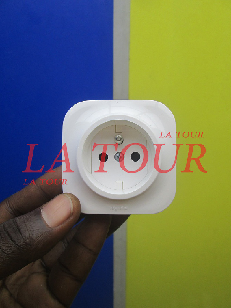 PRISE APPARENT 2P+T (16A) 250V (82417) LEGRAND BLANC